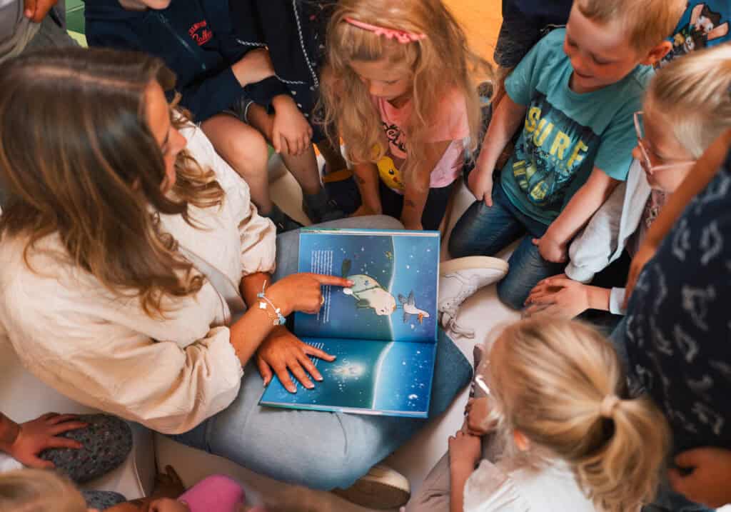 Extremsportlerin Nathalie Pohl ermutigt Kinder mit neuem Schwimmbuch - SWIM.DE