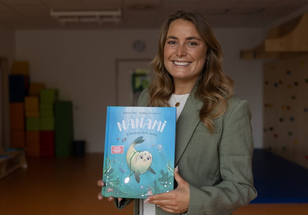 Extremsportlerin Nathalie Pohl ermutigt Kinder mit neuem Schwimmbuch - SWIM.DE